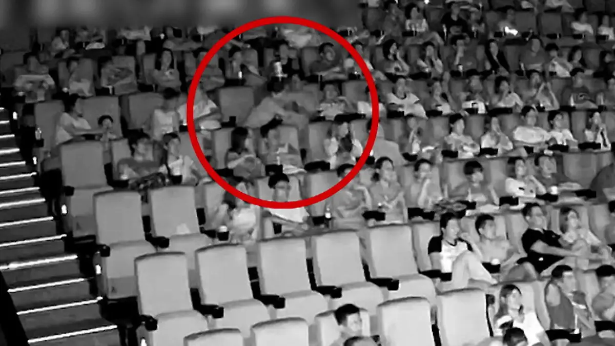 Nur Heimlich-Griff kann ihn retten! Mann verschluckt sich im Kino