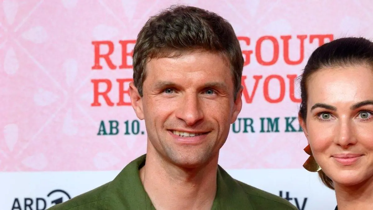 Stolzer Pferdepapa Thomas Müller feiert: "Mia san Olympiasieger"