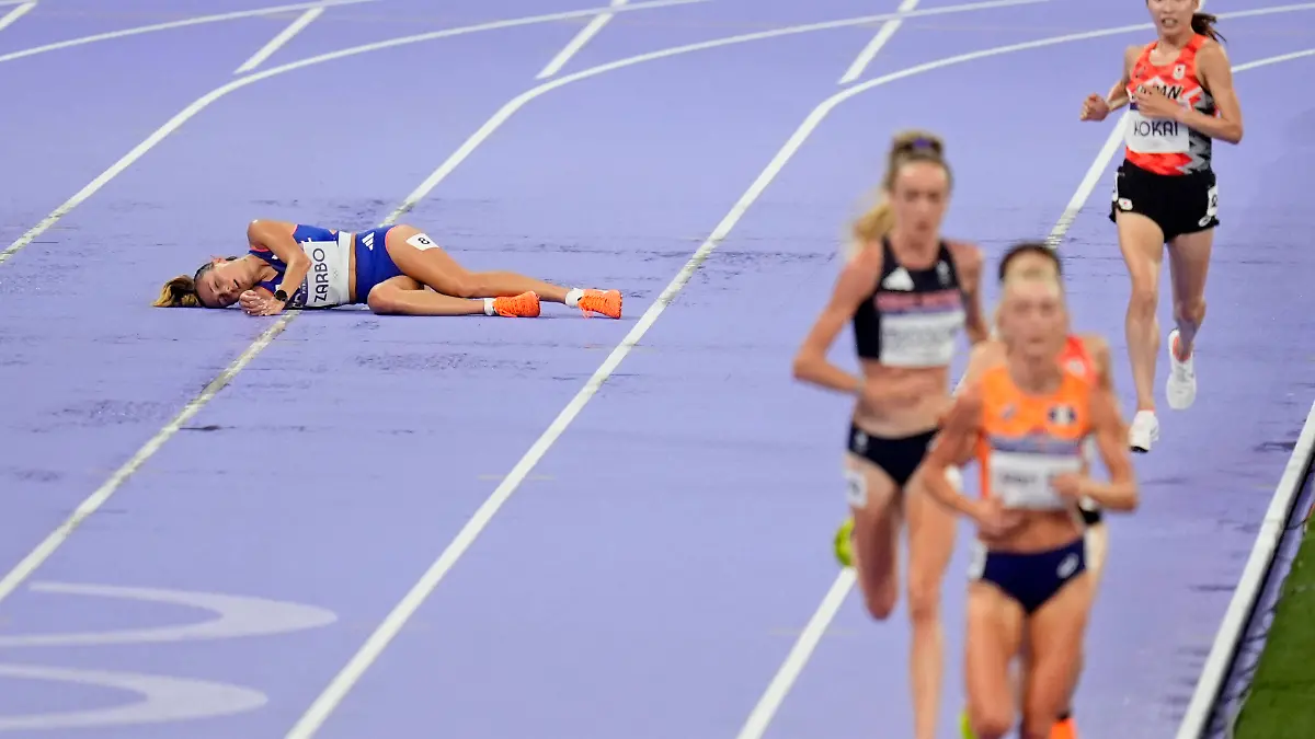 Olympia 2024: Französin Alessia Zarbo kippt mitten im 10.000-Meter-Lauf einfach um