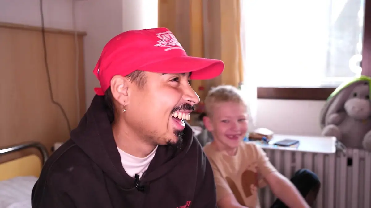 Tony Bauers Zeit im Krankenhaus war „ein Grundpfeiler” für seine Comedy ...