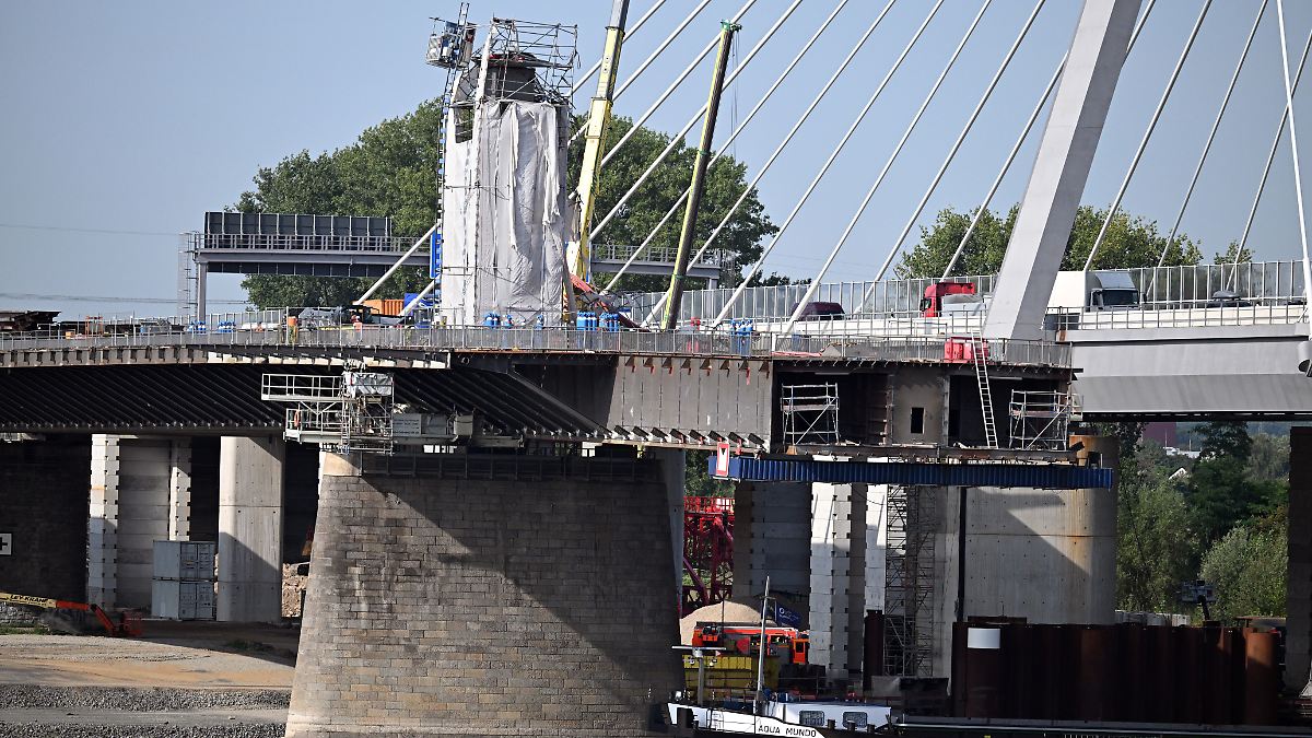 Leverkusen: Schwerer Unfall bei Bauarbeiten auf A1-Brücke – ein Toter