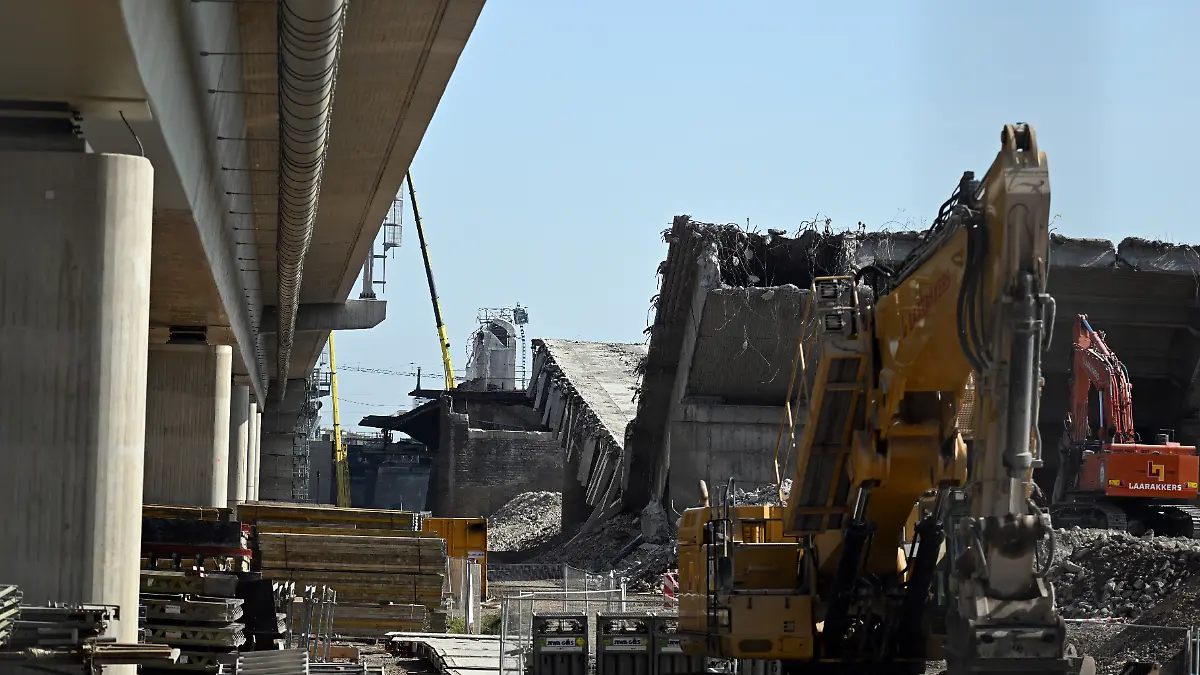 Leverkusen: Schwerer Unfall bei Bauarbeiten auf A1-Brücke – ein Toter