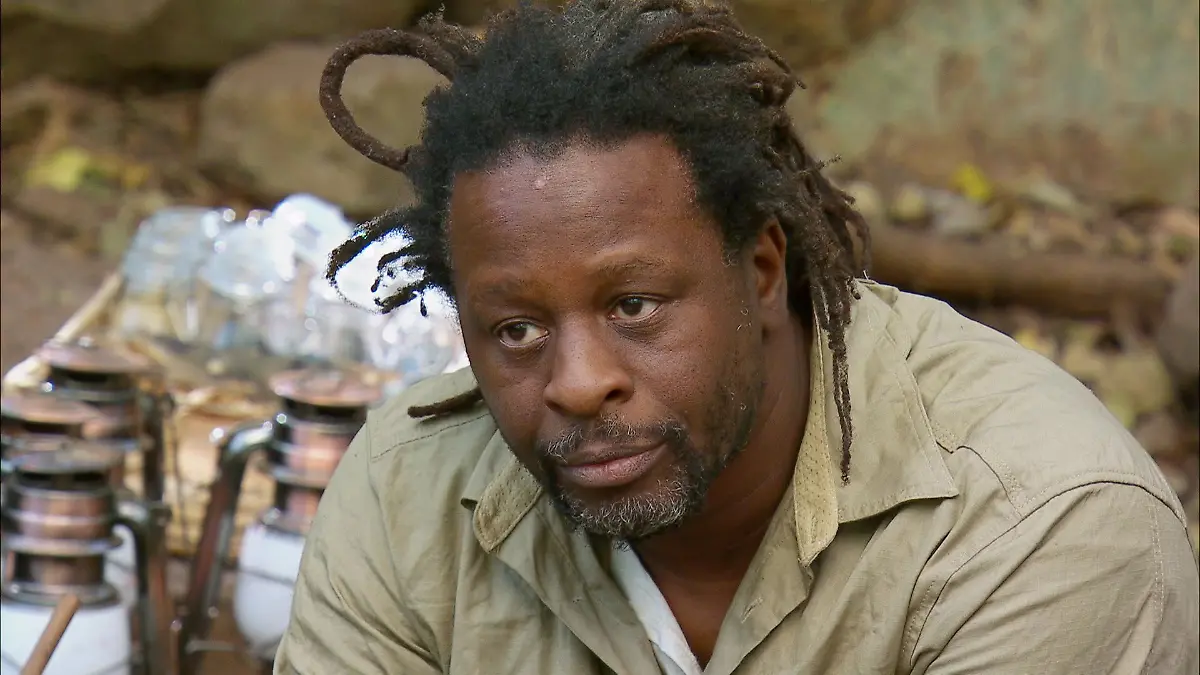 Dschungelcamp: Mola Adebisi kurz vor Finale raus - Dschungelkönig ...
