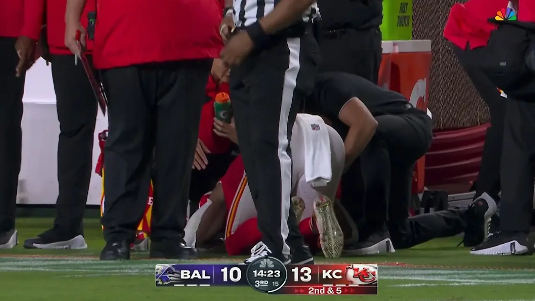 NFL: Chiefs-Star Isiah Pacheco übergibt sich mitten im Spiel - Sekunden ...