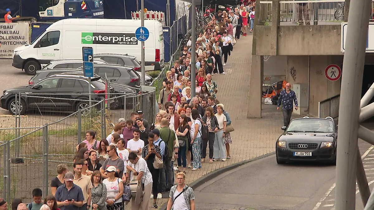 Lange Schlangen vor dem Kölner Musical Dome
