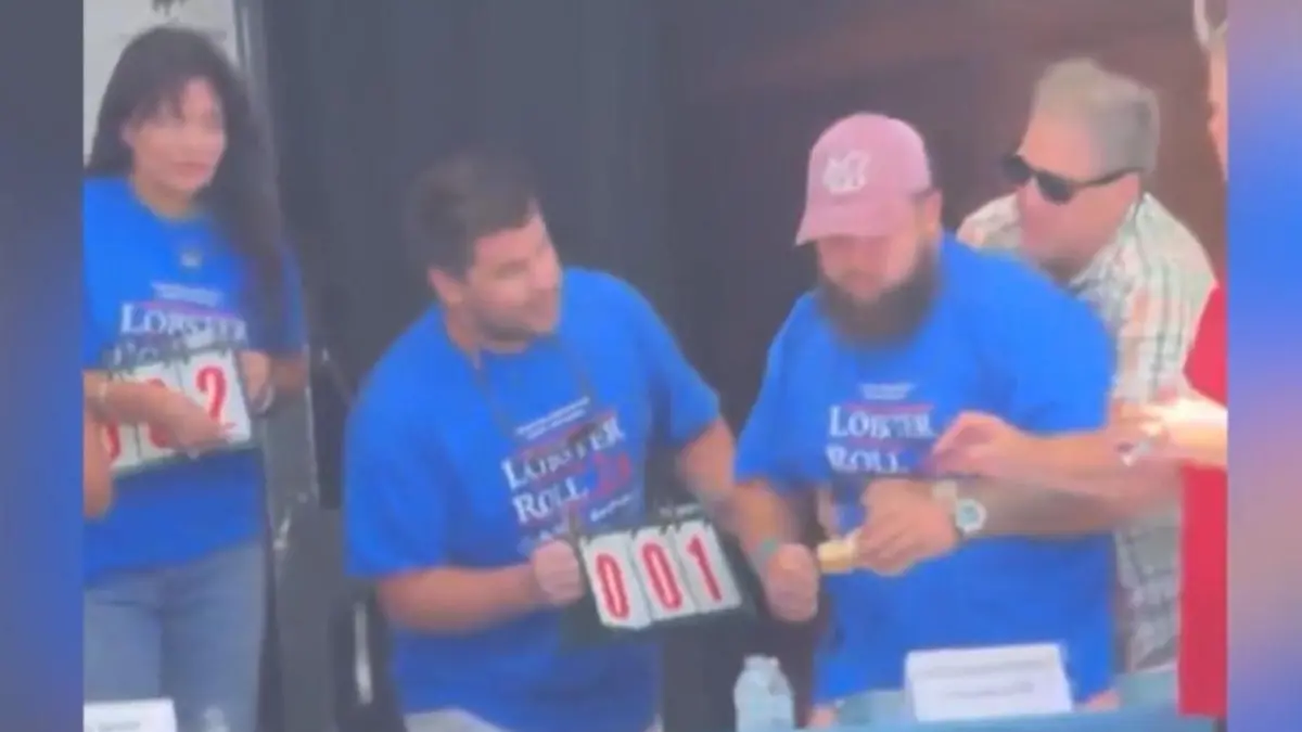 Er ahnt nicht, wer sein Retter ist!: Hummer bleibt im Hals stecken ...