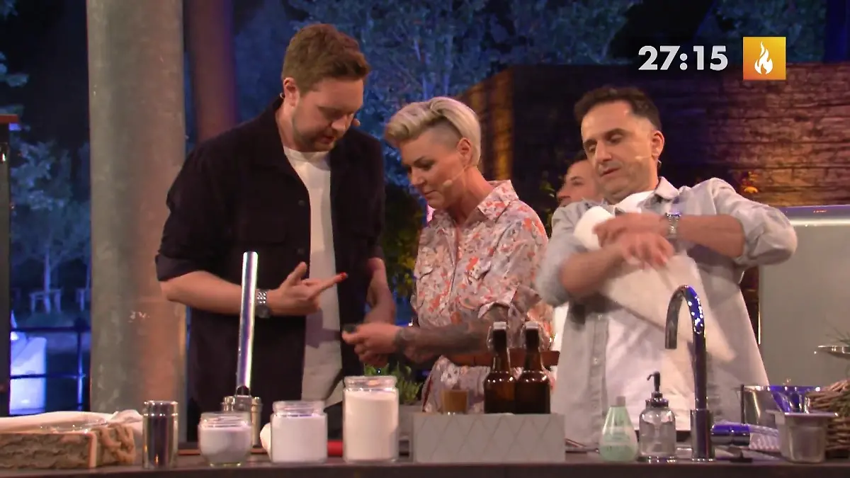 Fingerkuppe ab: Doc Caro muss bei Bastian Bielendorfer erste Hilfe leisten