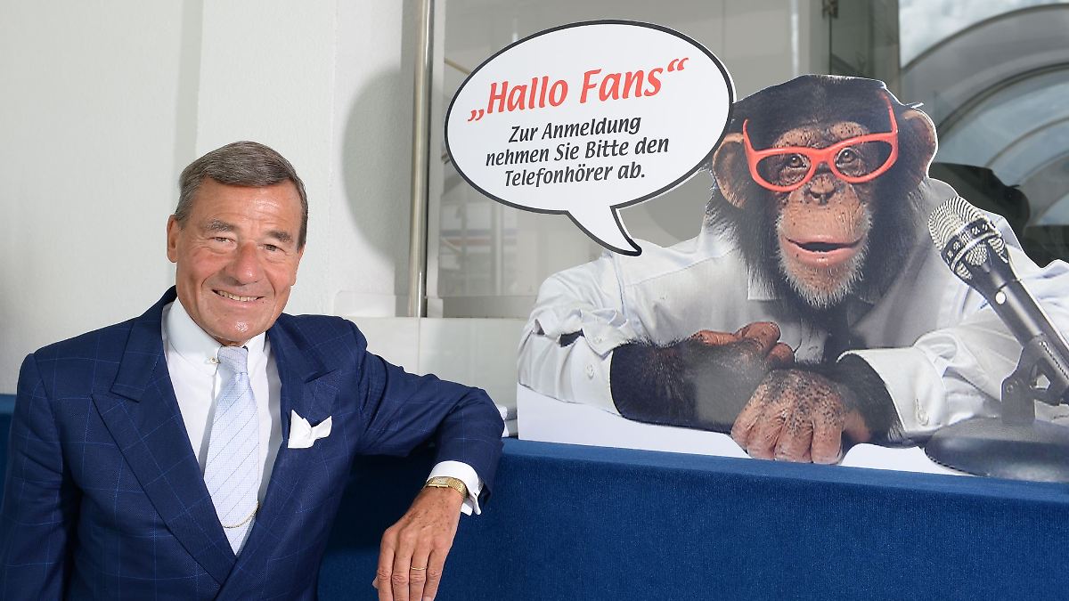 Trigema-Affe Charly feiert TV-Comeback: Im Hoodie oder rosafarbenen Anzug!