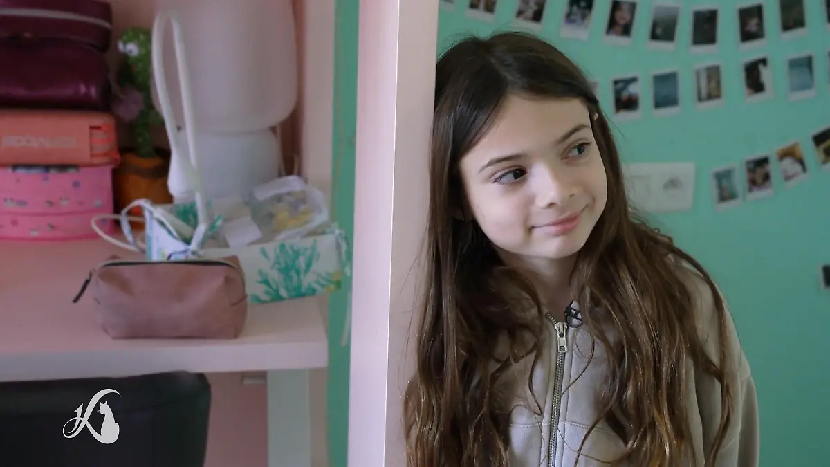 Die Vorfreude ist groß: Sophia ist bereit für ihren Pudel Coco