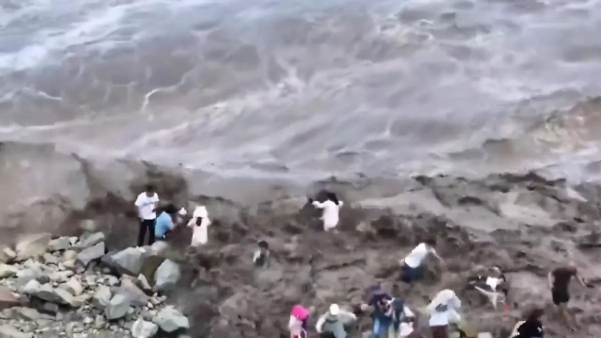 Dieses Selfie bereuen sie bitter: Das war absehbar! Monster-Flut spült ...