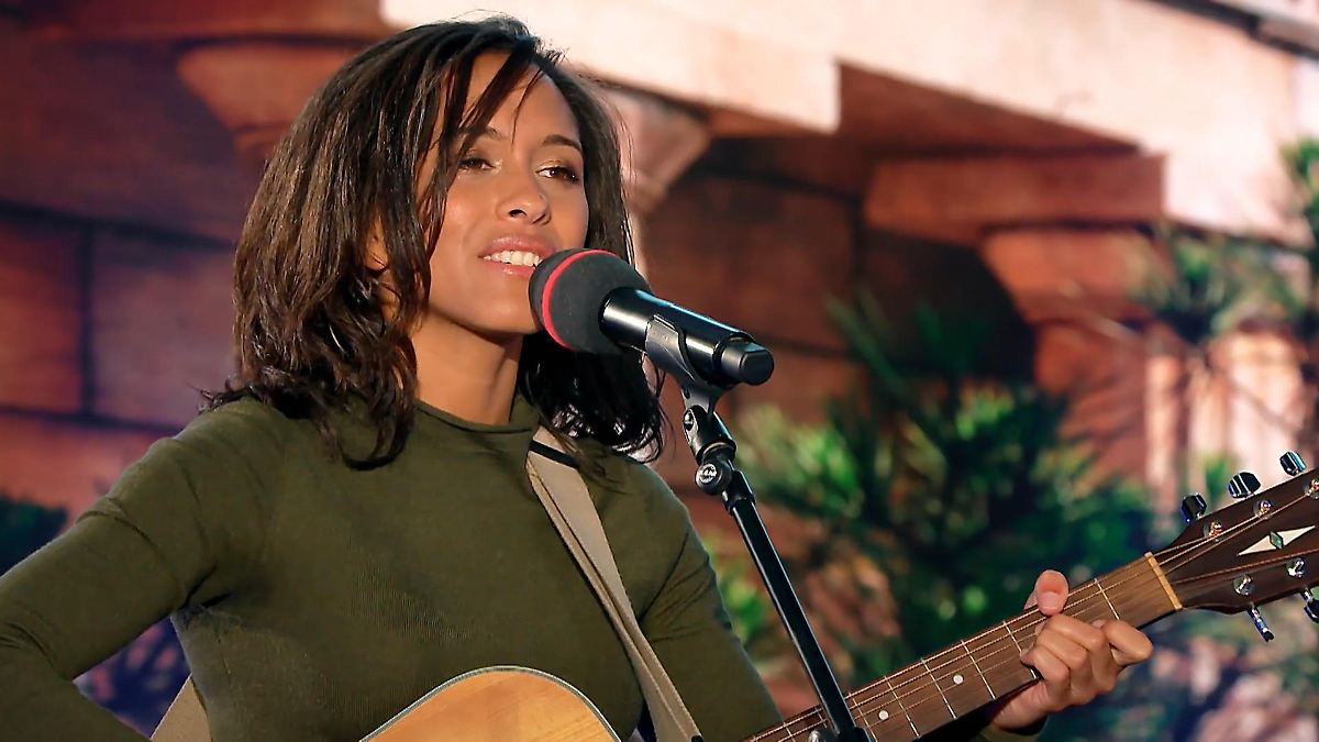 Ihre ganz eigene Art: Gitarre statt Playback - Elizabeth setzt sich durch