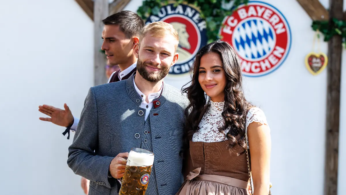 Oktoberfest: Bayern-Star Konrad Laimer und Freundin Sarah-Ines werden ...