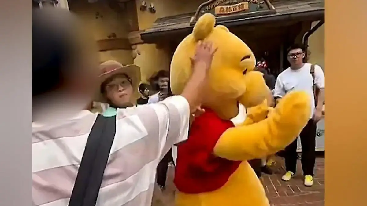 Touri geht auf Winnie Puuh los - während Disneyland-Parade!