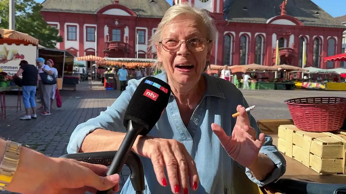 Sie geht viral damit!: Seniorin liest Shirin Davids „Bauch Beine Po“ vor