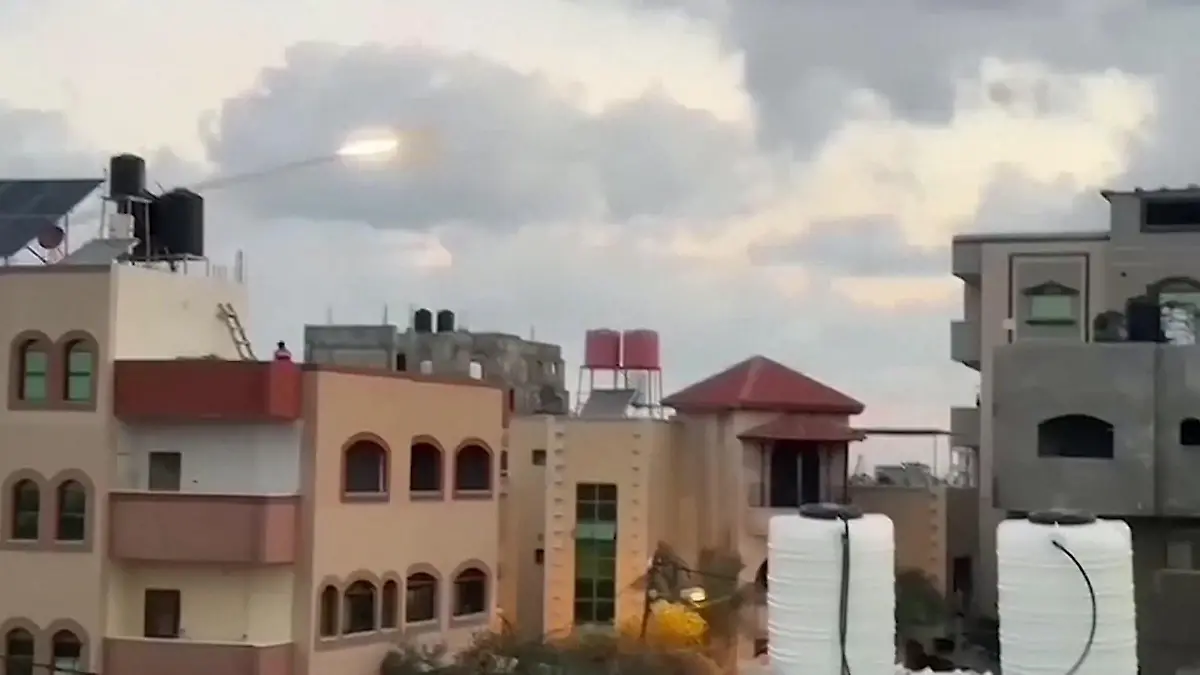 Brautpaar tanzt Hochzeitstanz im Bunker, während Raketen auf Israel fliegen