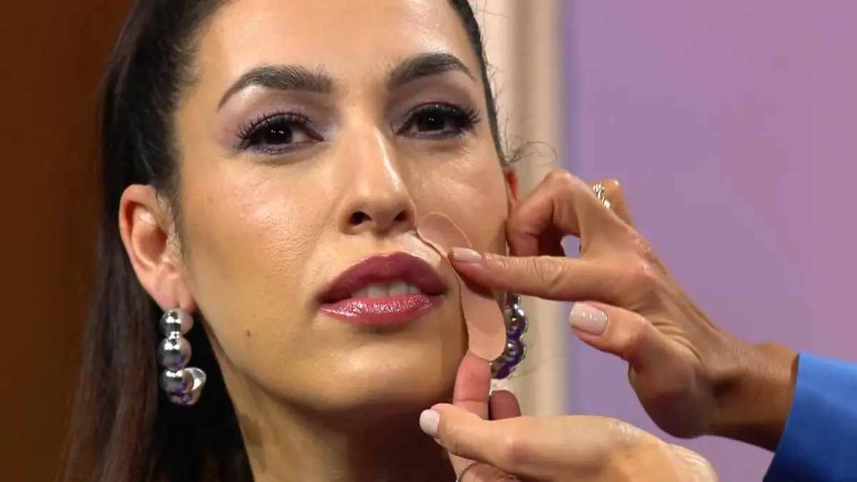 Pflaster gegen Falten: Tijen Onaran testet das Allajen Smile-Tape