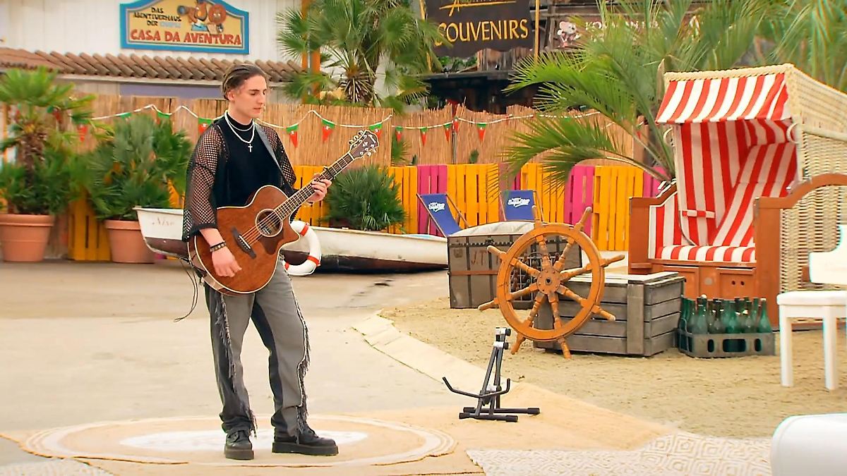 Kommt er weiter?: Joe spielt seinen selbstgeschriebenen Song