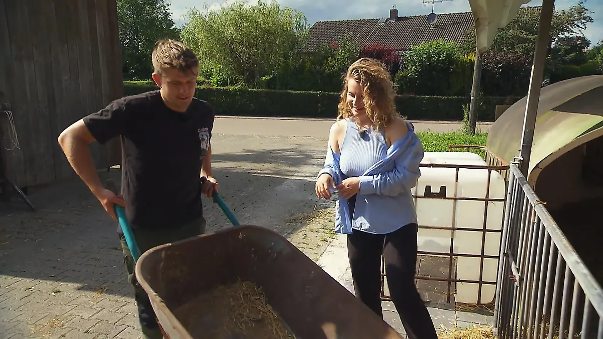 "Bauernpower": Michelle ist beeindruckt von Yanniks Muskelkraft
