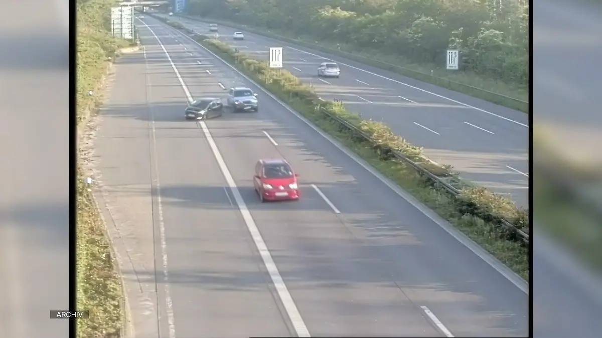 Fahrerflucht nach Unfall auf A57: Prozess gegen Autobahn-Rambo – 21-Jähriger muss Führerschein ...