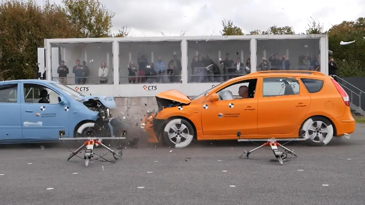 Verletzungsrisiko im Auto: Ein Unfall ist besonders für Frauen gefährlich!