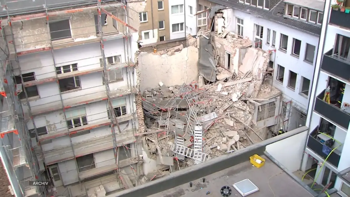 Prozess in Düsseldorf: Fünf Angeklagte nach Hauseinsturz