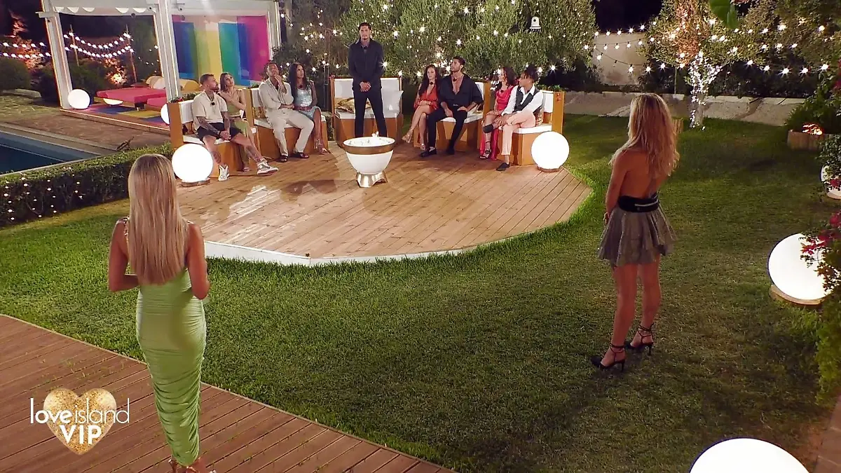 Love Island VIP: In Folge 2 muss die erste Kandidatin die Luxusvilla verlassen