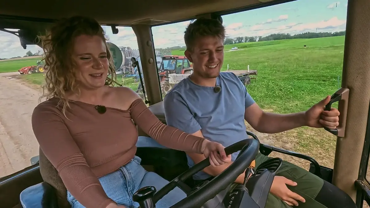 Am Traktor: Yannik gibt Michelle eine Fahrstunde