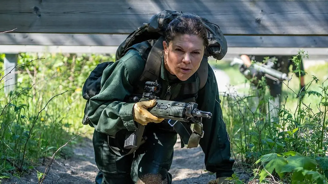 Kronprinzessin Victoria robbt in voller Kampfmontur durch den Schlamm
