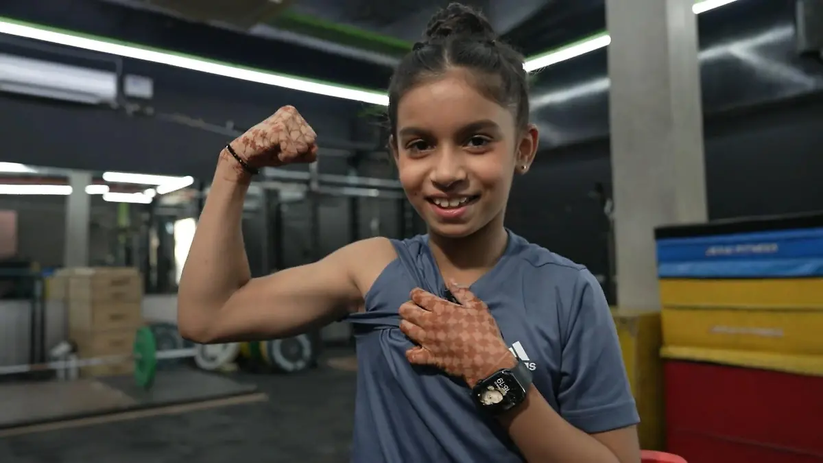 Zu Hause beim „stärksten Mädchen der Welt”: Arshia (9) stemmt das Mehrfache ihres eigenen ...