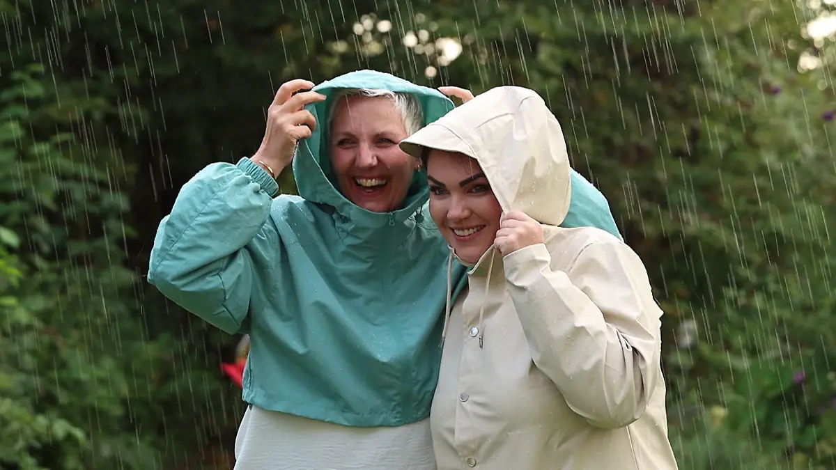 Mit diesen Regenjacken kommt ihr stylisch durch den Herbst