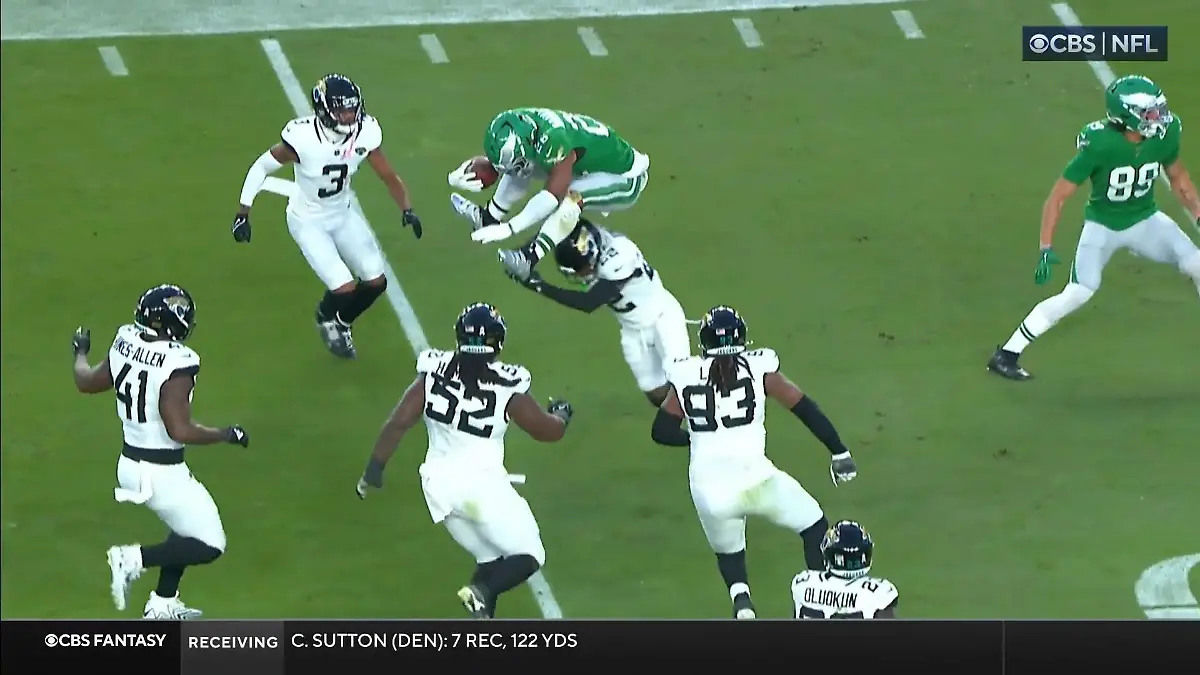 NFL: Saquon Barkley von den Philadelphia Eagles springt rückwärts über ...