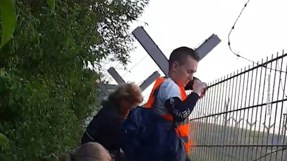 Prozess: Klimakleber legen Flughafen lahm – 22-Jähriger vor Gericht