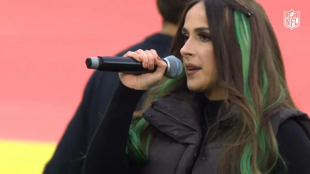 Munich Game: Florentina singt die Nationalhymne - und (fast) alle ...