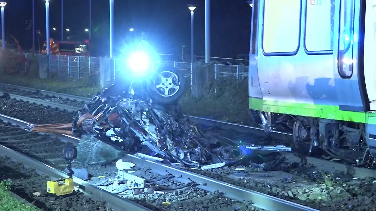 Hannover: Horror-Crash! Straßenbahn kracht in Auto
