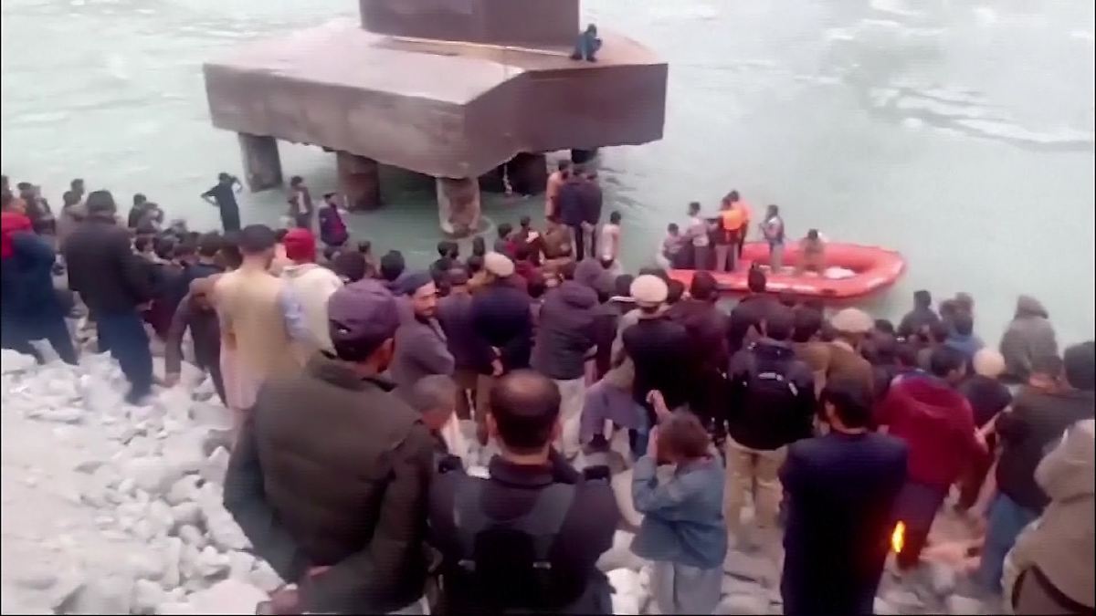 Bus mit Hochzeitsgästen stürzt in Fluss: Mindestens 18 Tote – nur Braut ...