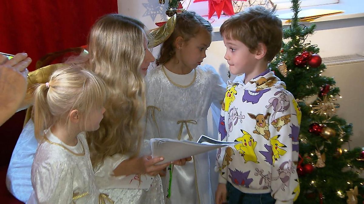 Christkind eröffnet Postfiliale in Engelskirchen - Wunschzettel für ...