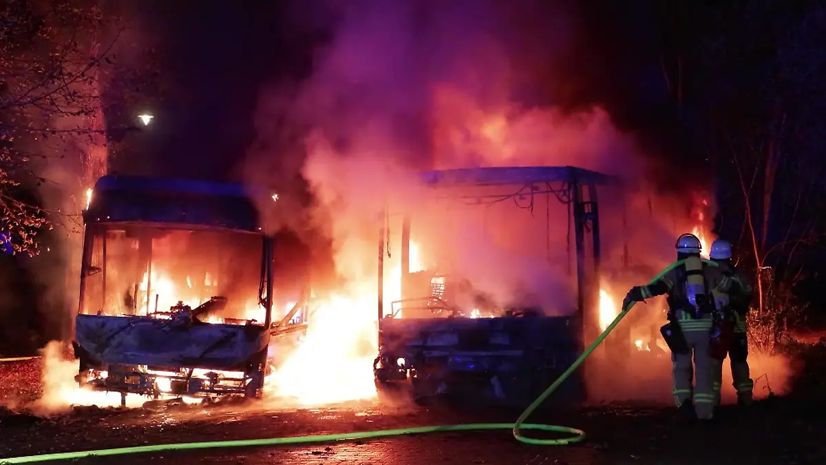 Brand in Düsseldorf – wieder stehen Reisebusse in Flammen