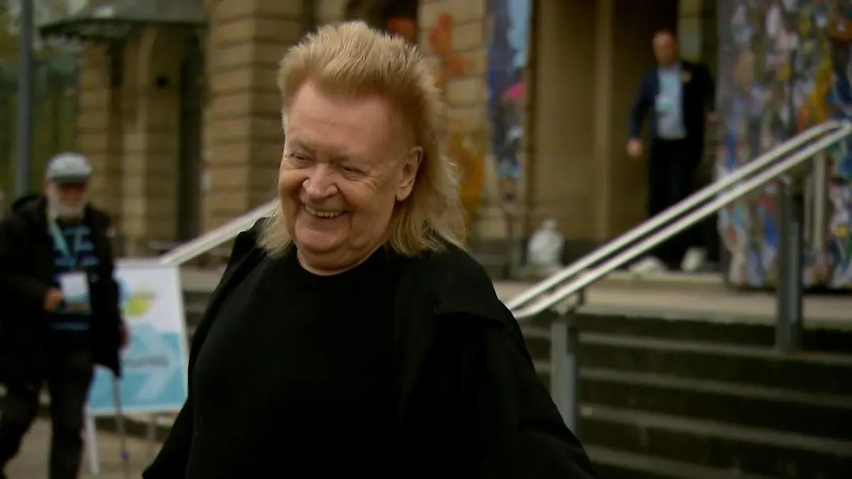 Aktionskünstler HA Schult in Wuppertal - mit Müll-Haus und Müllmännern ...