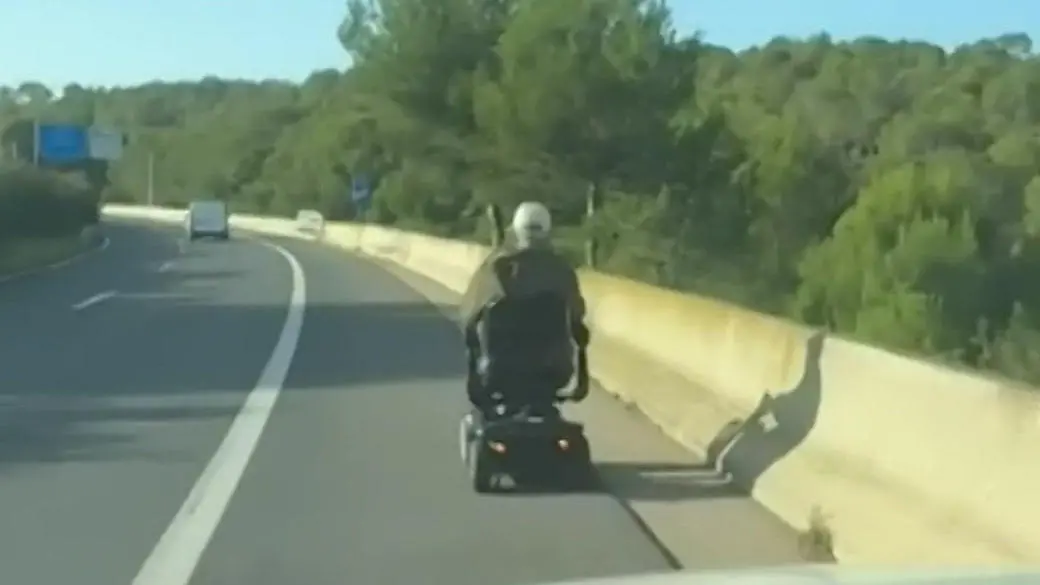 Mallorca: Deutscher Rentner brettert über Autobahn – im Rollstuhl