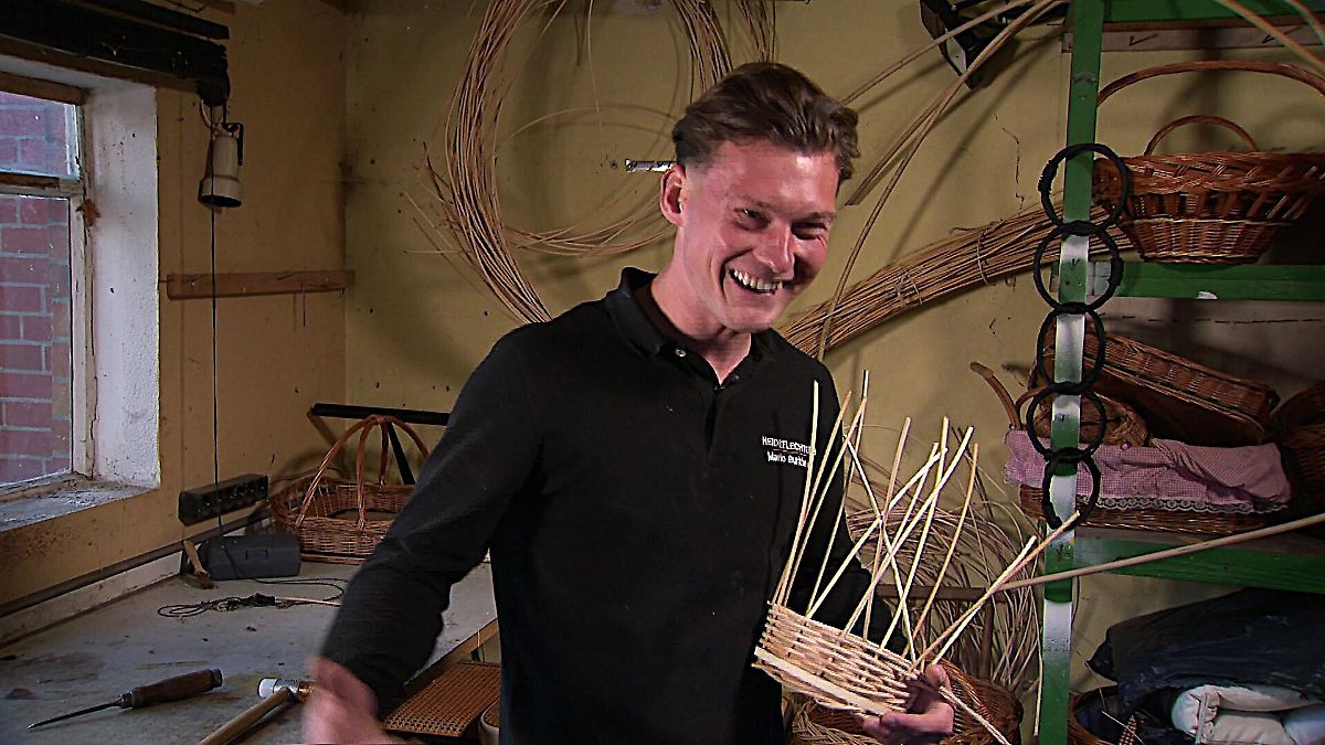 Sein Beruf macht Frauen glücklich! Mario Burkhardt verteilt Körbe