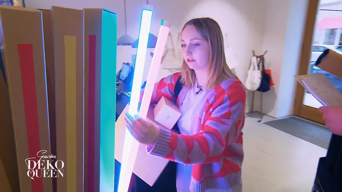 Neon-Röhren im Schlafzimmer: Lara und Cedric im Shopping-Modus