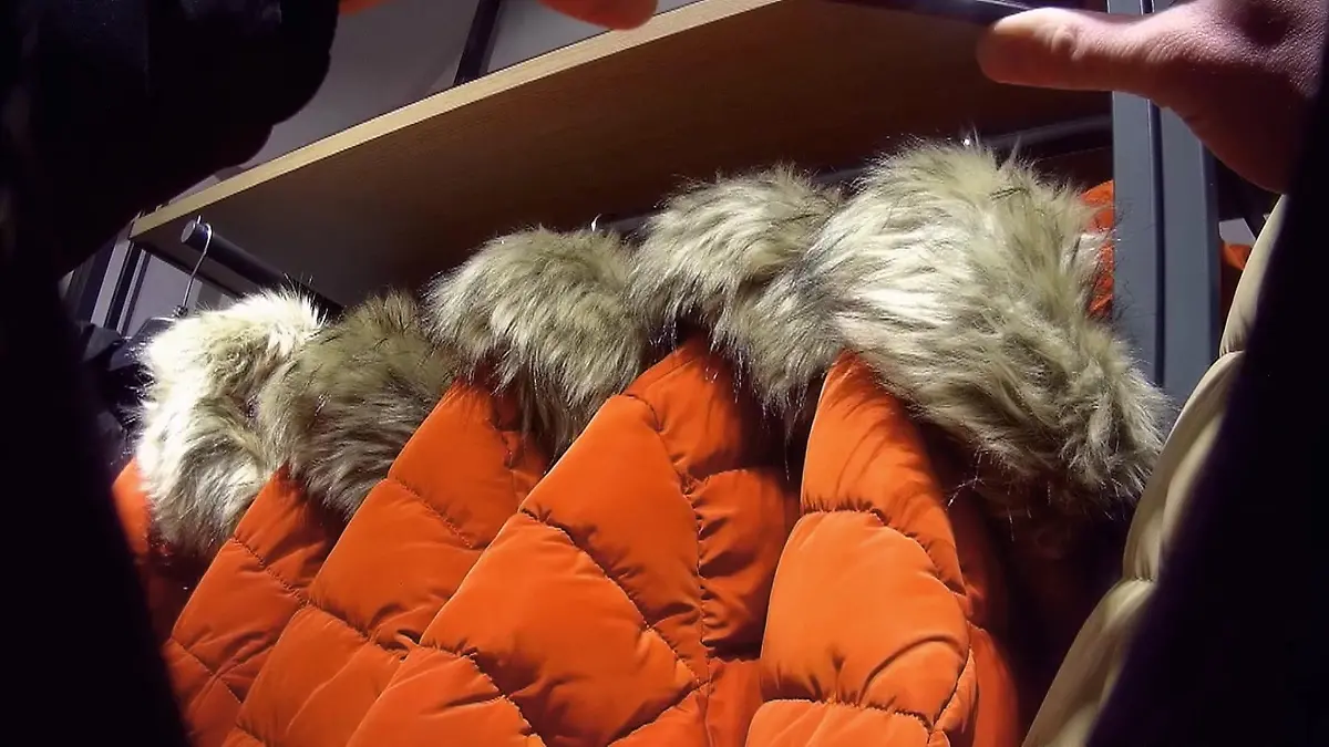 Mega-Busch-Braue! Emily (46) kann ihre Augenbrauen flechten