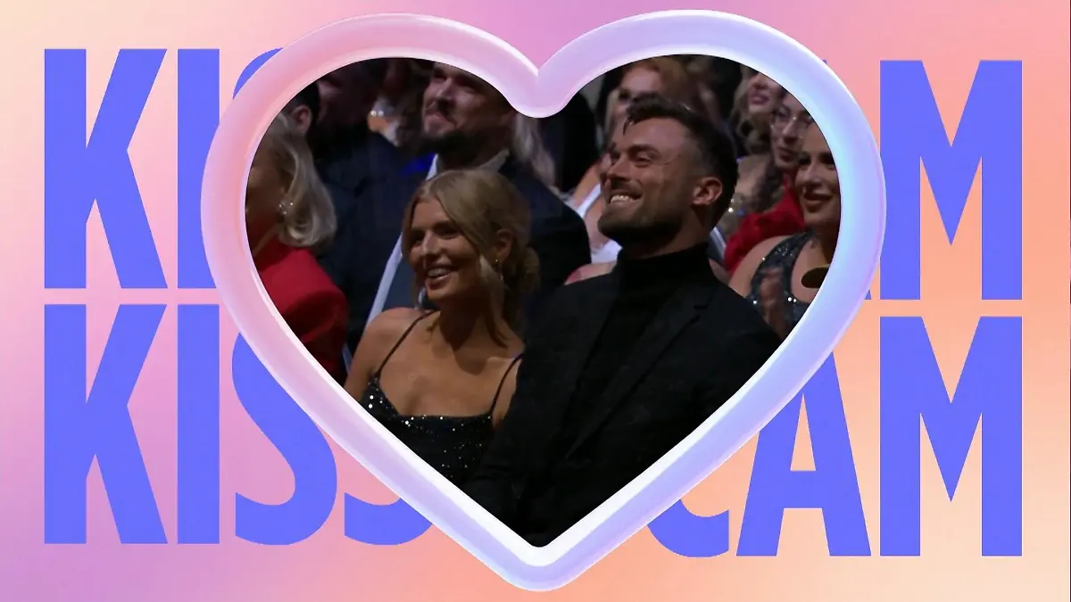 Jetzt knutscht euch doch!: Antonia Hemmer und Niko Griesert lächeln Kiss-Cam weg