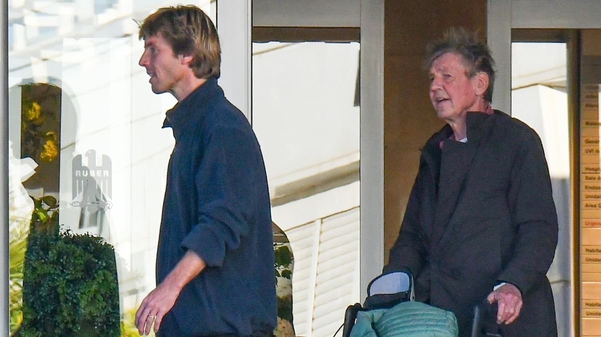 Dünn und geschwächt! Prinz Ernst August von Hannover mit Rollator unterwegs