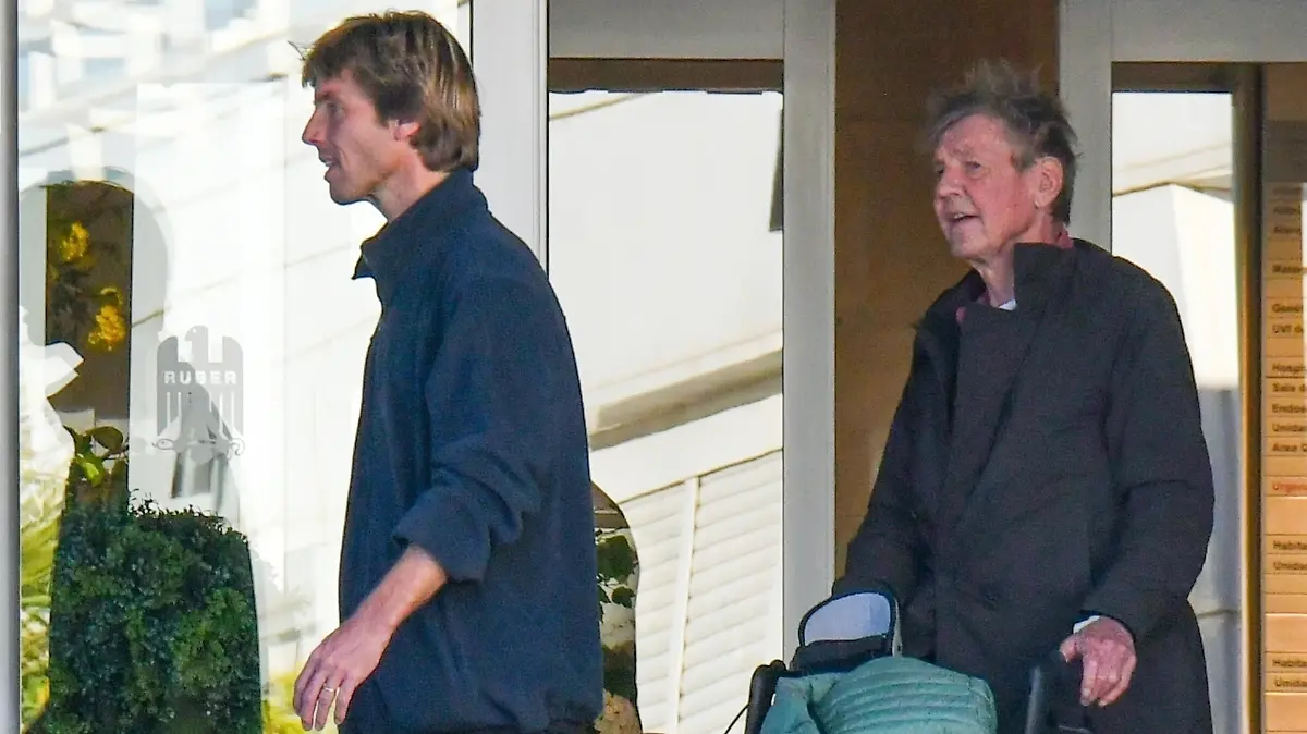 Dünn und geschwächt! Prinz Ernst August von Hannover mit Rollator unterwegs