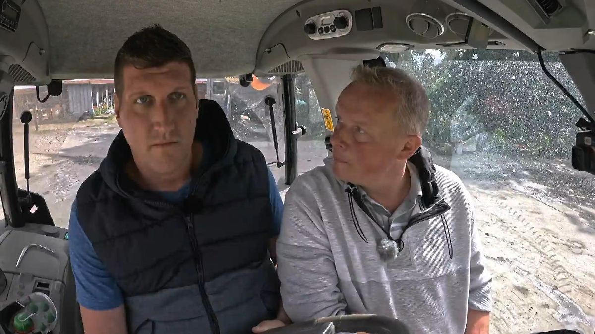 Heino als Fahrlehrer: Markus macht seine ersten Traktor-Erfahrungen