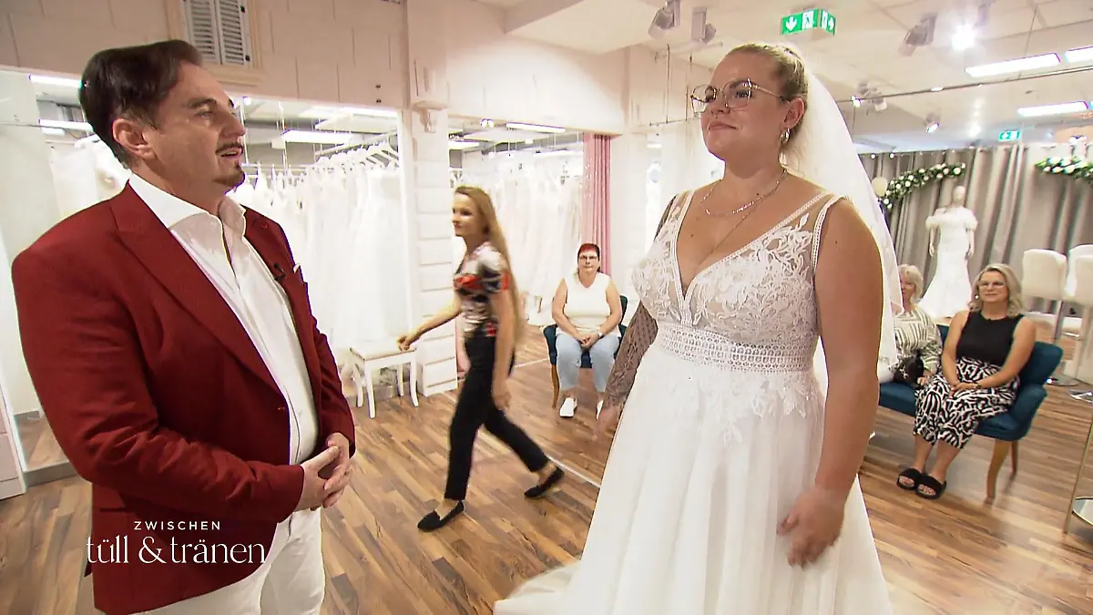 Ist das ihr Traumkleid?: Fritzi in einem schmalen Dress