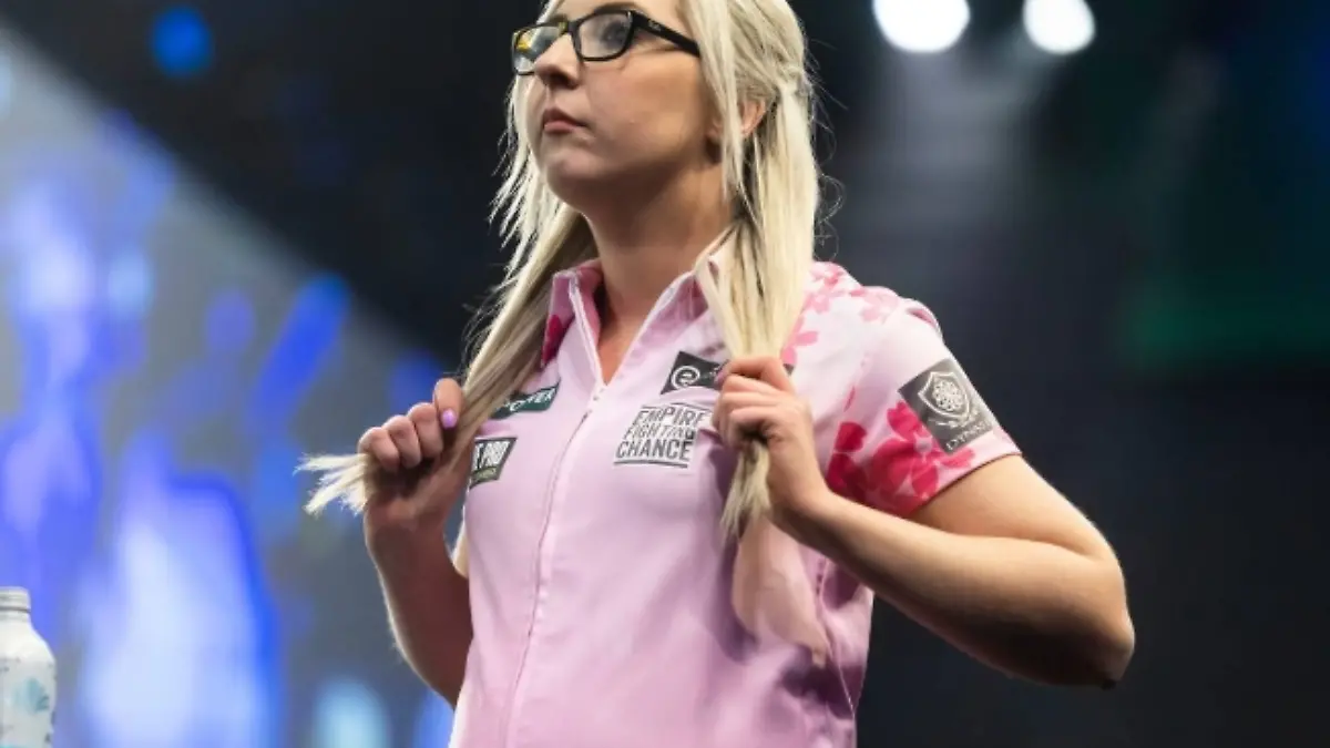 Darts-Star Fallon Sherrock verrät, was hinter seinem geschwollen ...
