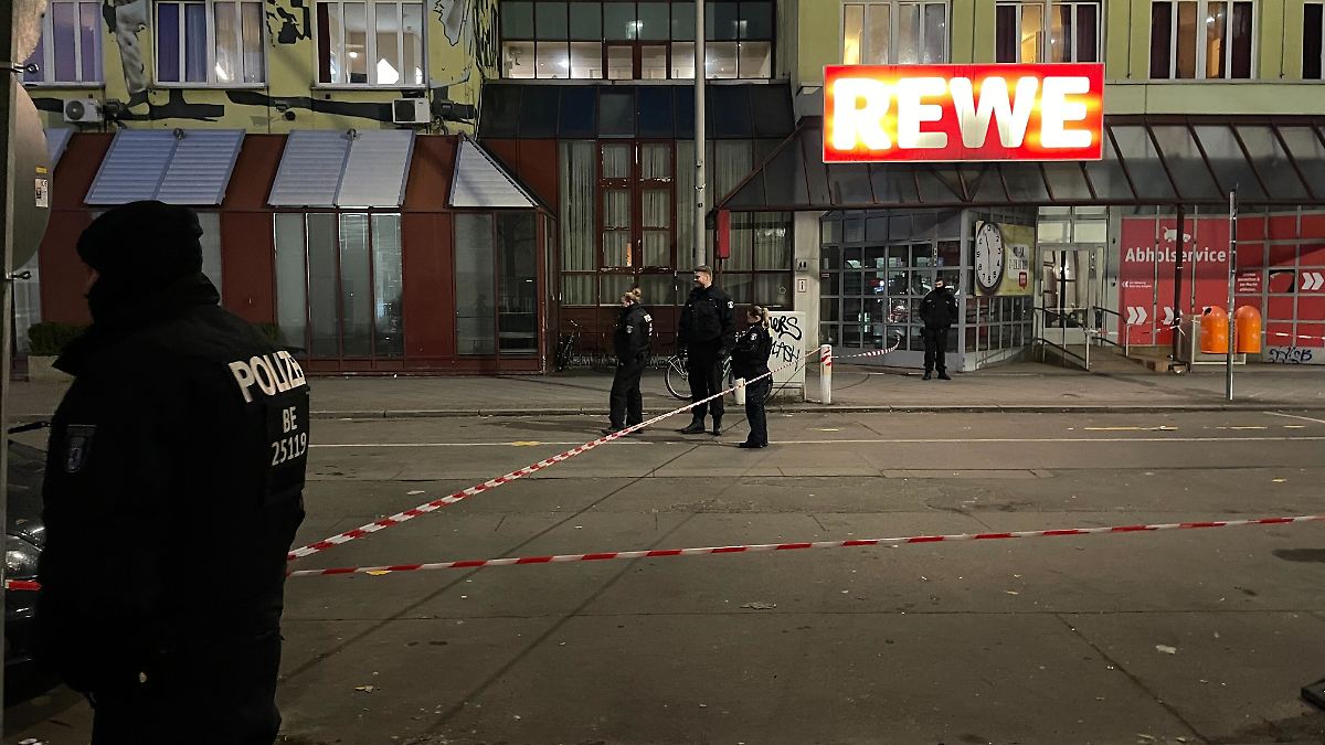 Berlin: Mann attackiert Passanten wahllos mit Messer