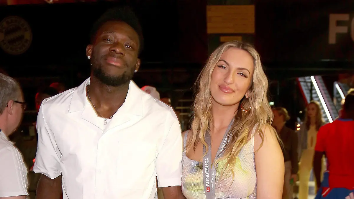 Bayern-Star Alphonso Davies verlobt sich im Traum-Urlaub mit Freundin Sheyenne